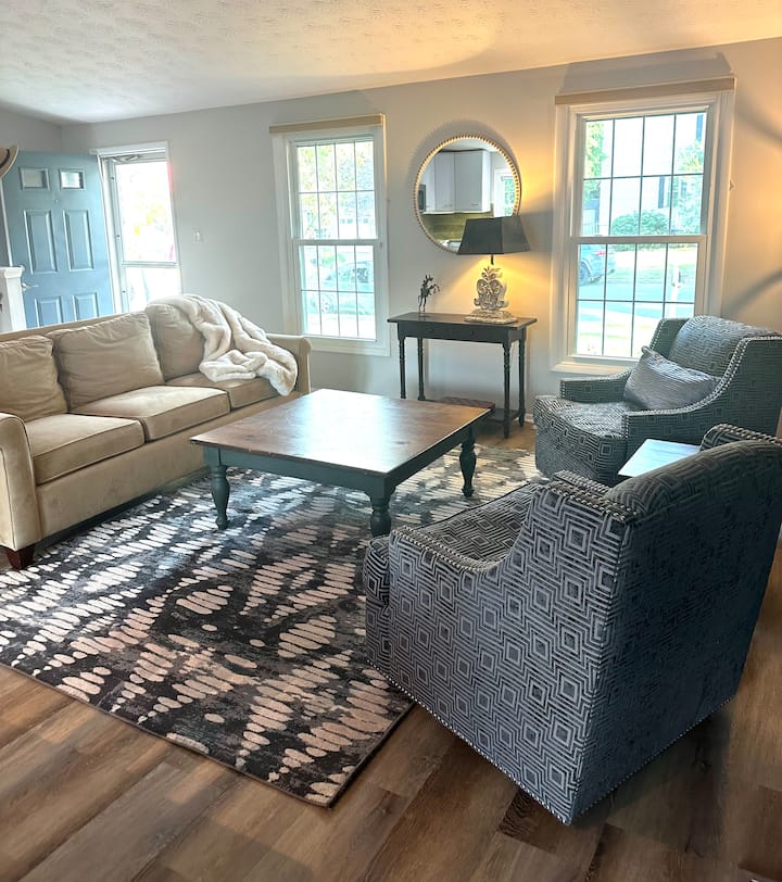 Lux Modern Herndon Home + Hot Tub | N. Va Retreat - レストン, VA