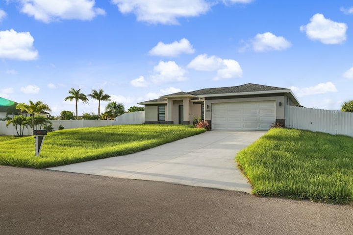Coastal Chic Cape Coral Home - Cape Coral, FL