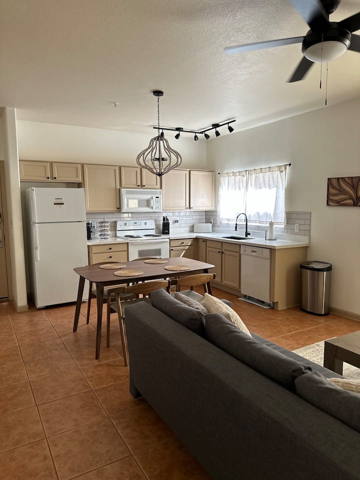 Sunny 1br 2 Bath Retreat Steps From Fountain Hills - Fountain Hills, AZ