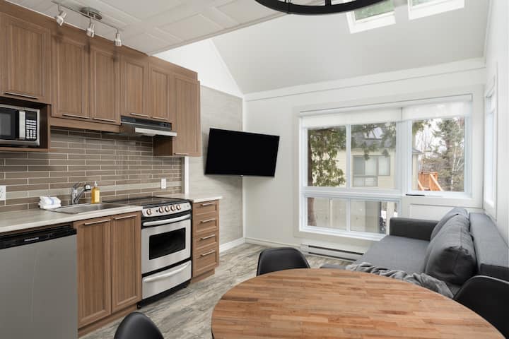 Walk To The Hill & Village ~ Renovated Ski Condo - Mont-Tremblant