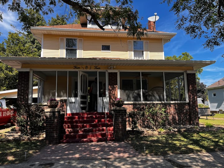 Spacious Home In Palestine - Palestine, IL
