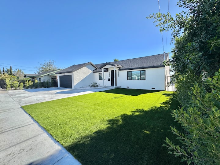 Luxury Modern Home Near Universal Studios - Burbank, CA