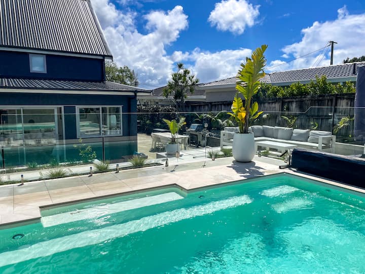 Stylish Family Home With Pool - Minutes To Beach - Auckland