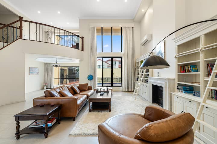 Luxe Villa | Spacious Family Home W/ Pool & Patio - Springwood