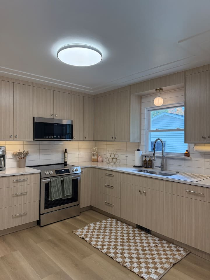 3bd Modern Ranch W/ Basement, Deck & Wooded Yard - Rochester Hills, MI