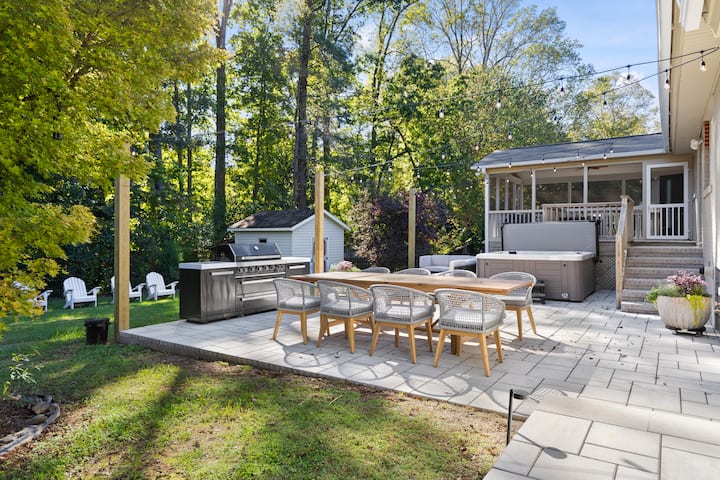 Elevated Retreat | Hot Tub + Ev | 1 Mi. To Dwntwn - Cary, NC