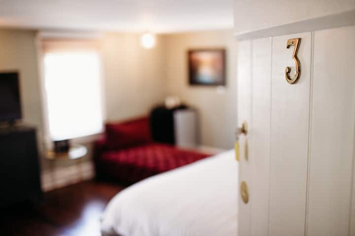 Clawfoot Terrace Room | Colonial Room 3 - Lambertville, NJ