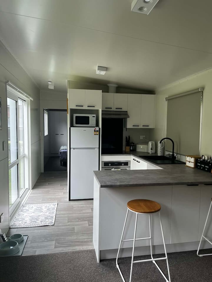The Bush Track Retreat - 1 Bed Tiny Home - Palmerston North