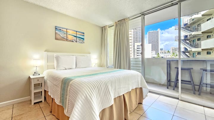 Chic Waikīkī Grand Studio | Lanai, Pool, Kitchen - Honolulu