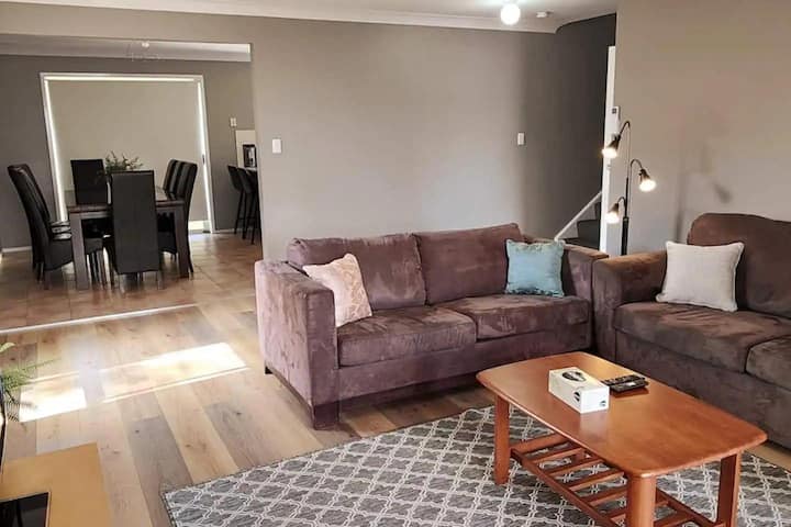 Spacious 3 Bedrooms House Free On Site Parking An - Liverpool