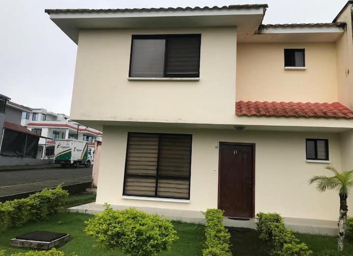 Casa De Dos Pisos En El Conjunto Palma Real - Santo Domingo