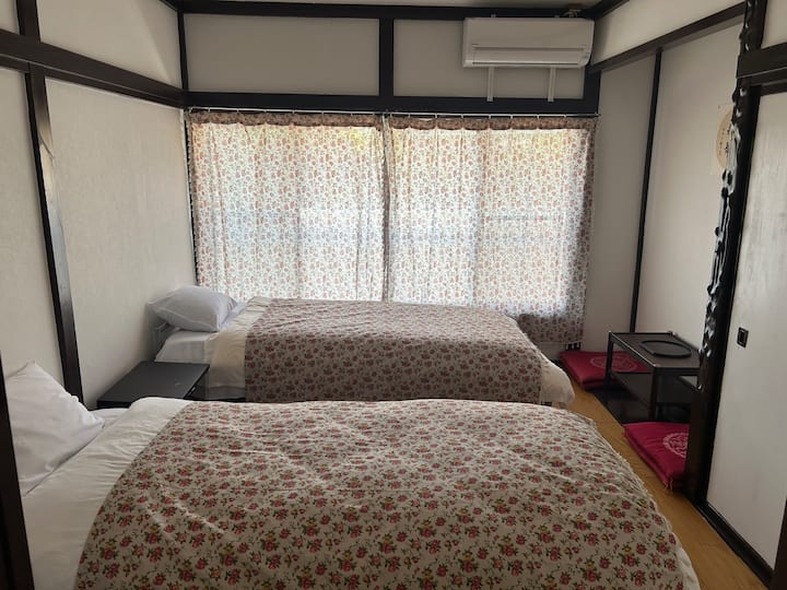 202号室はベッドタイプ
鬼怒川温泉周辺で(たぶん)最安値の民宿です! - Nikko