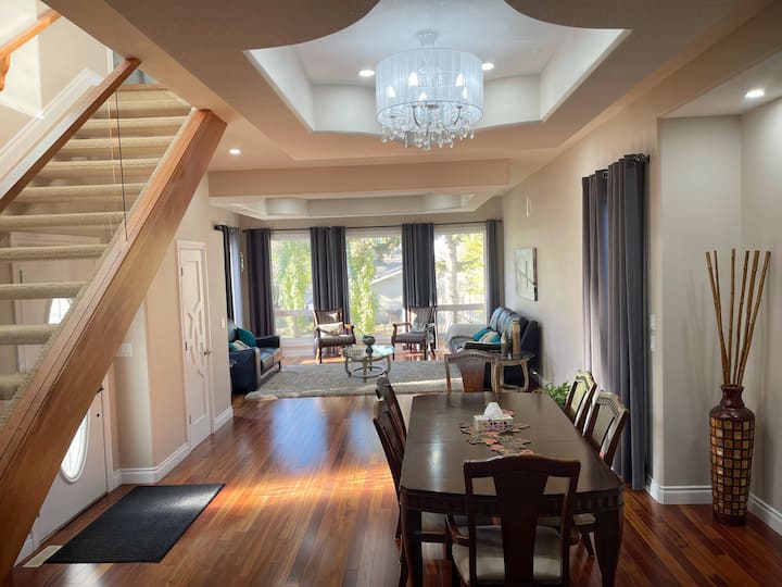 Spacious & Cozy Modern Retreat - 에드먼턴