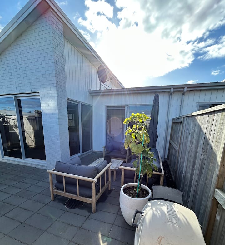 Modern Coastal Getaway In Pāpāmoa - Papamoa