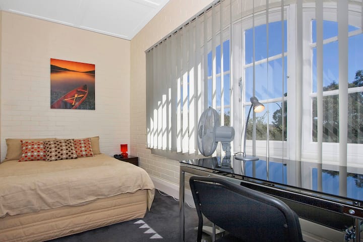 Neutral Bay 1 Bedroom Apt - Great Value - North Sydney