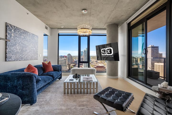 Soho Signature Lounge | Skyline & Mountain Views - Calgary