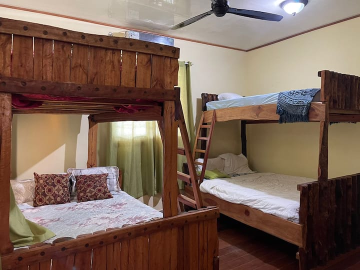 Hermosa Cabaña Sobre El Mar, Céntrica Y Equipada - Panama