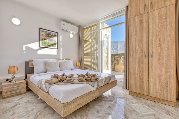 Luxury Villa Sea Views In Heart Of St. Julian’s - Pembroke