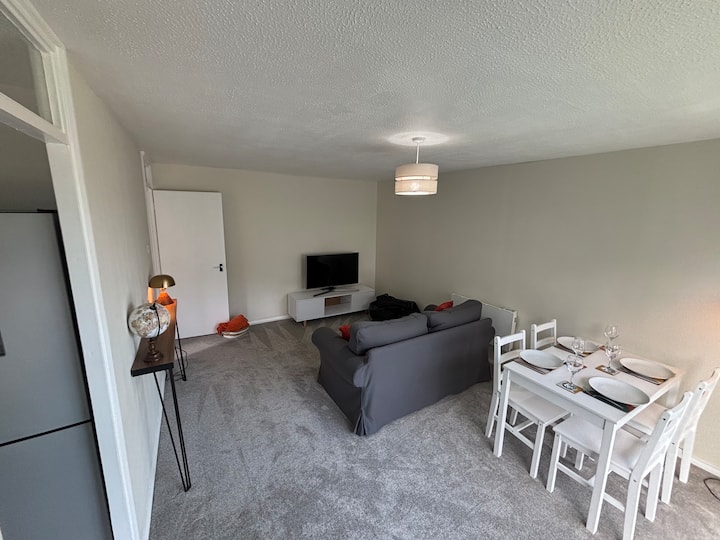 Bright 2 Bedroom Top Floor Apartment - Farnham