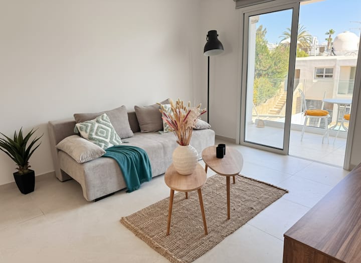 Modern 2-bed Apartment Steps To Sea & Marina - Paphos