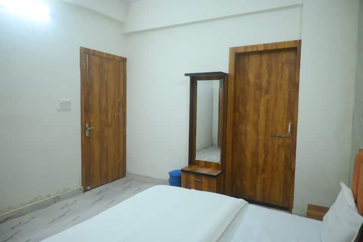 Hotel 7 Solitaires - Kanpur