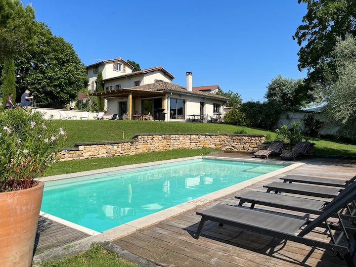 Chaleureuse Et Spacieuse Maison Avec Piscine - Lyon