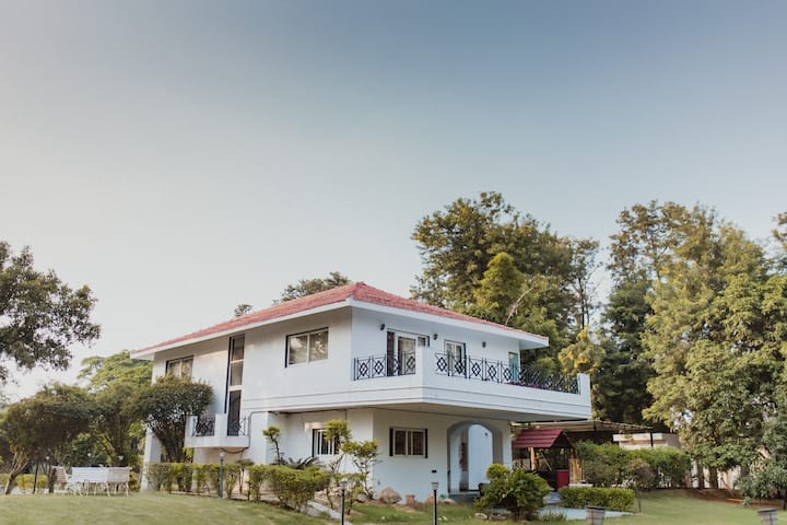 Starlit Solace Farm - 3bhk Luxury Villa With Pool - Manesar