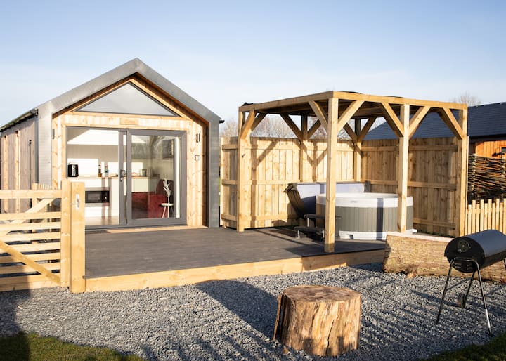 Zeus Cabin - Romantic, Cosy Cabin With Hot Tub - Driffield