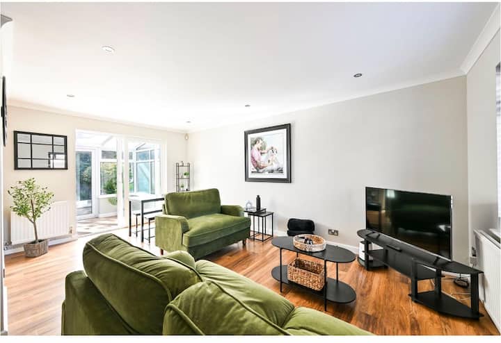 Modern 2 Bed House W/ Garden & Great London Links - Ilford
