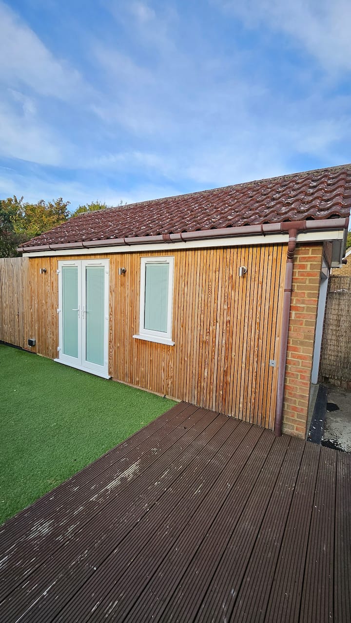 Stunning Studio On Quiet Location Available - Diggerland Kent