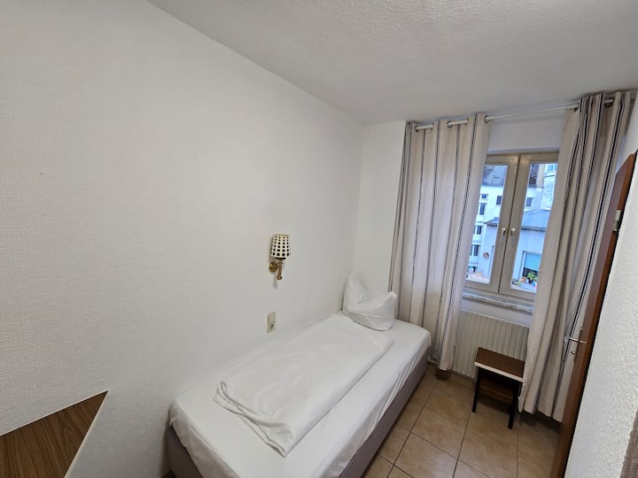 Kleines Zimmer Mit Bad Ohne Dusche Am Mainzer Hbf - Mainz
