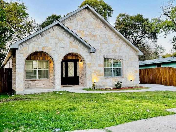 Cozy & Spacious Dallas Luxe House - Irving, TX