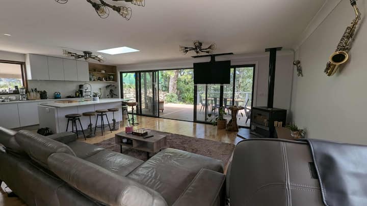 Charming 3 Bedroom Escape With Escarpment Views - Austinmer