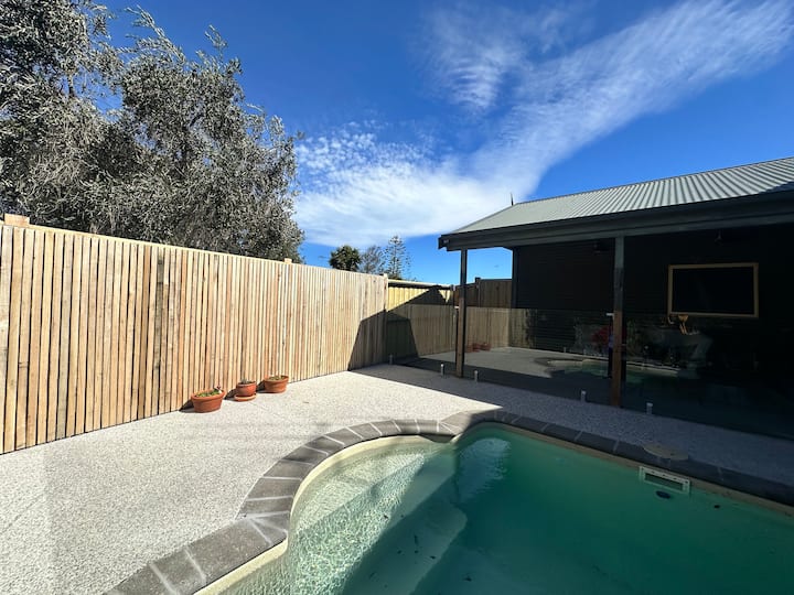 Relaxing Poolside House In Prime Beach Location - Geelong