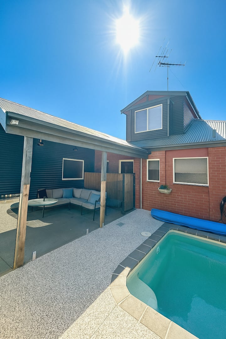 Relaxing Poolside House In Prime Beach Location - Torquay