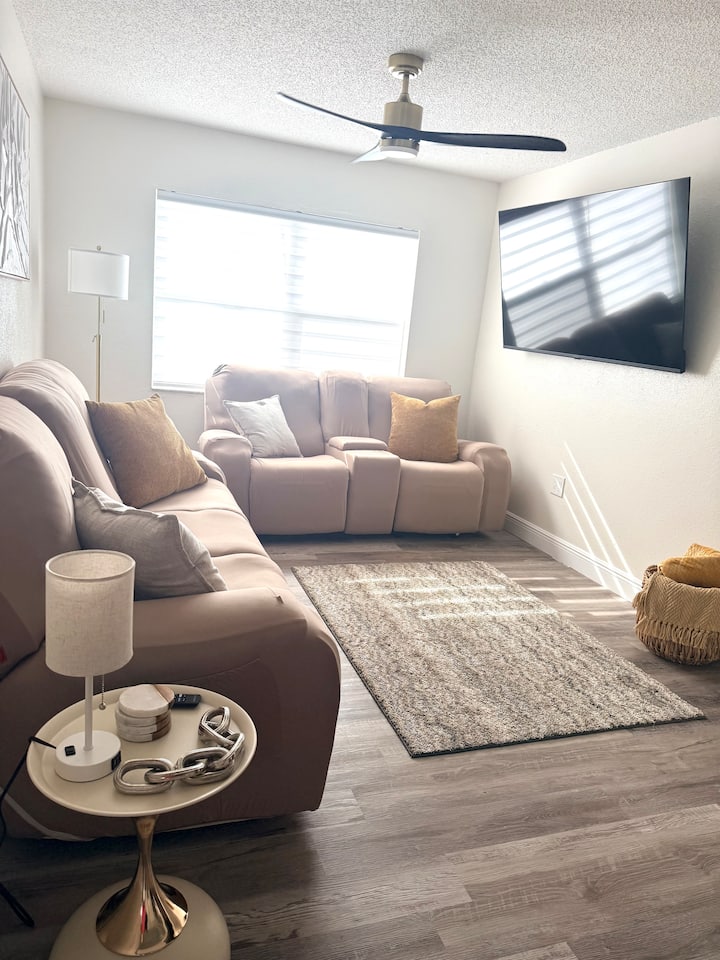 Cozy Modern Getaway Near Downtown New Port Richey - New Port Richey, FL