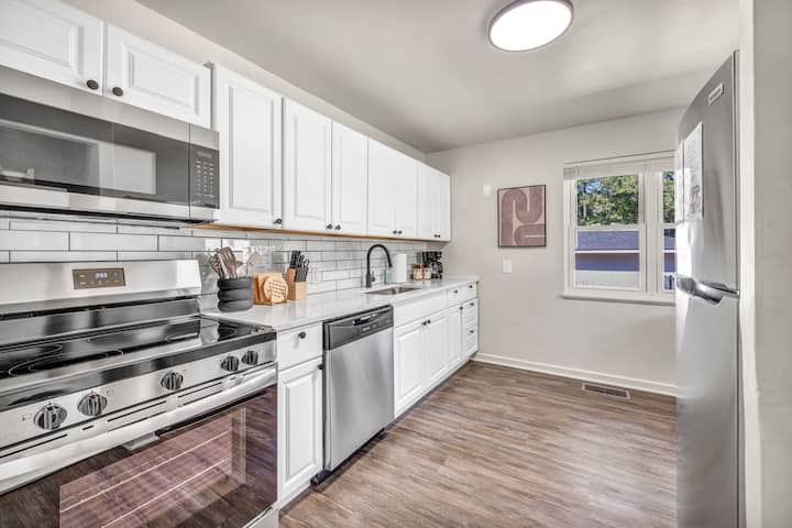 Fenced & Pet Friendly! Cle-bw-ix * Modern Retreat! - Berea, OH