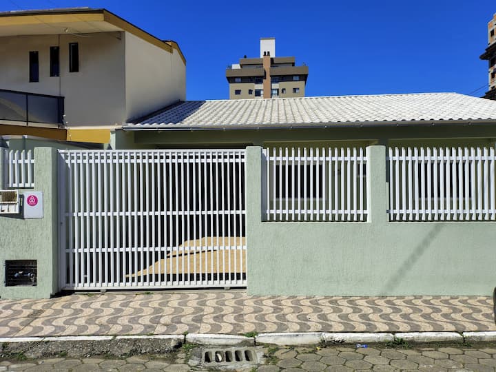 Linda Casa No Centro Com 4 Dormitórios. - Navegantes