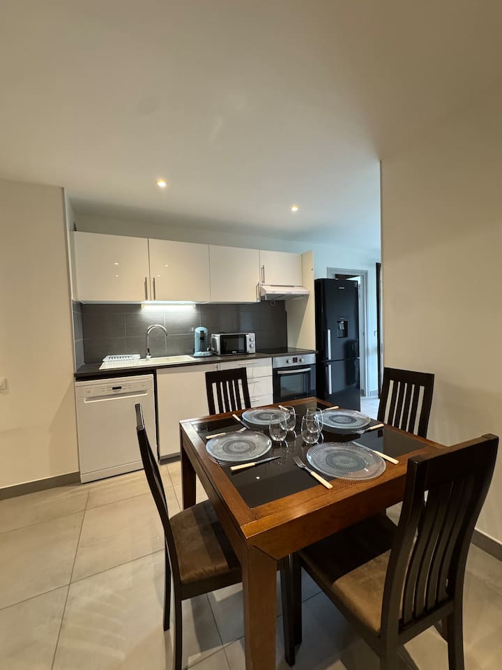 Appartement Spacieux Avec 3 Chambres Et Balcon - Chambéry