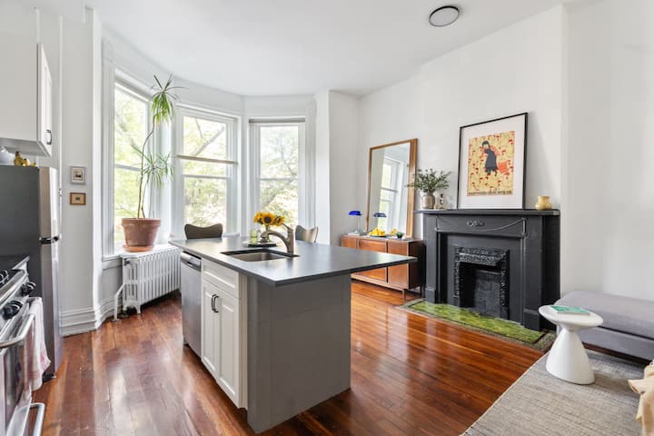 Bright Apartment In The Fan | Walkable | Parking - Richmond, VA