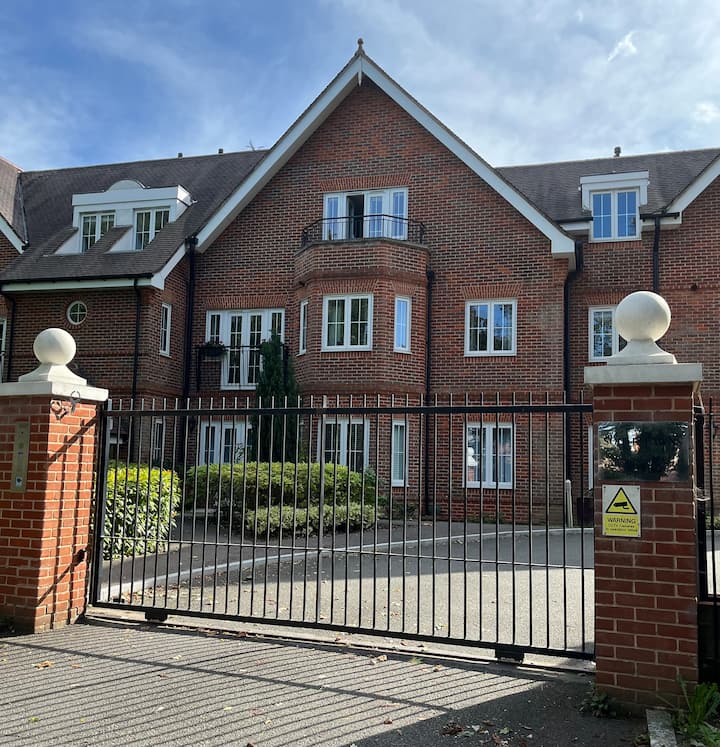 Reigate Penthouse: Top Floor, 2 Bed, 2 Bath - Redhill