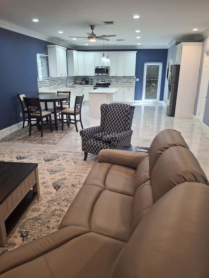 Exclusive Denim West Condos - ナッソー