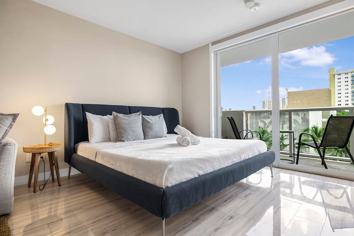 Beachfront Studio W/ Resort Access Str-02630 - Sunny Isles Beach, FL