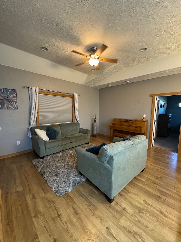 Large Comfortable Home With A Spice Of Character - Splash Pad, Cowley