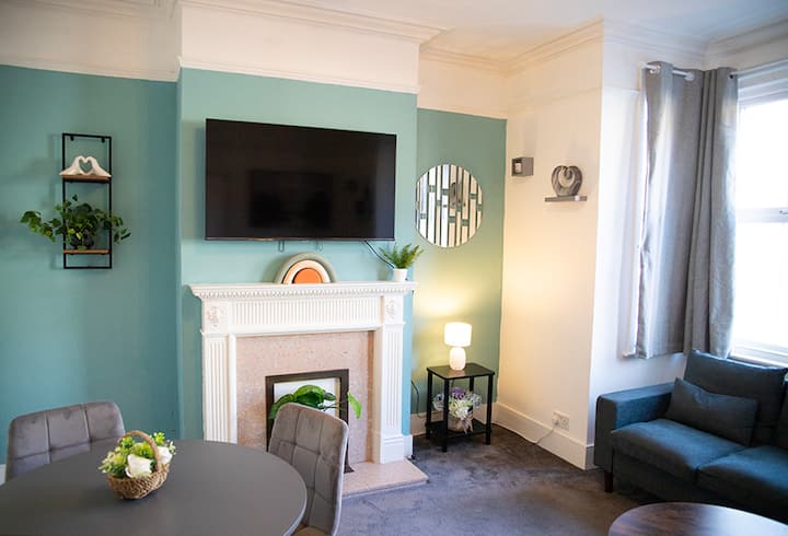 Specious 4-bed, Free Car Park - Eastbourne