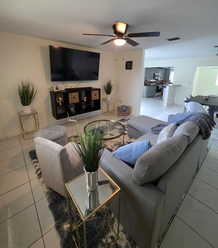 Spacious Contemporary Getaway Perfect For Groups - Miramar, FL