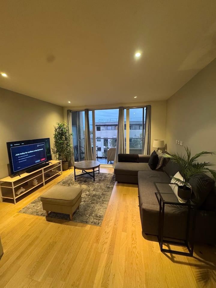 Stylish One-bed Apartment With Free Gated Parking! - Brentford