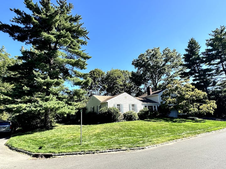 Ranch Home In Central Greenwich - Greenwich, CT