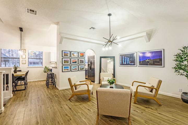 3 Darlings - Chic Tri-level Retreat - El Paso, TX