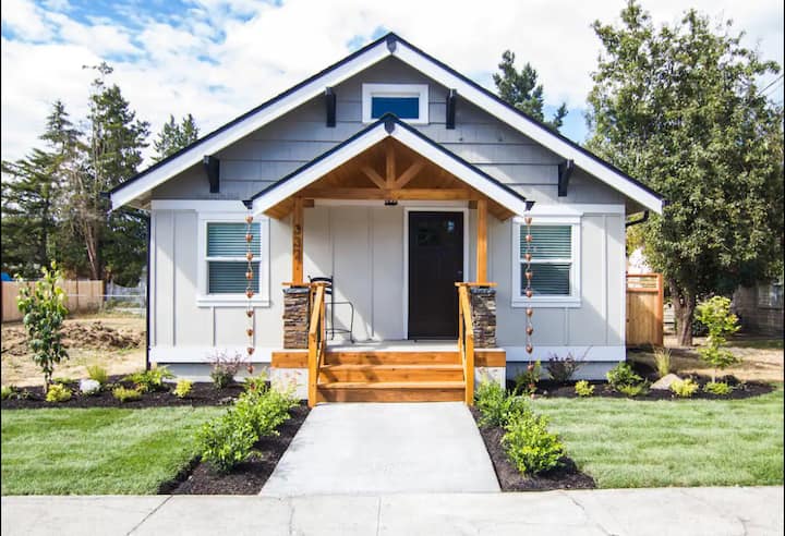 Puyallup Bungalow - Puyallup, WA